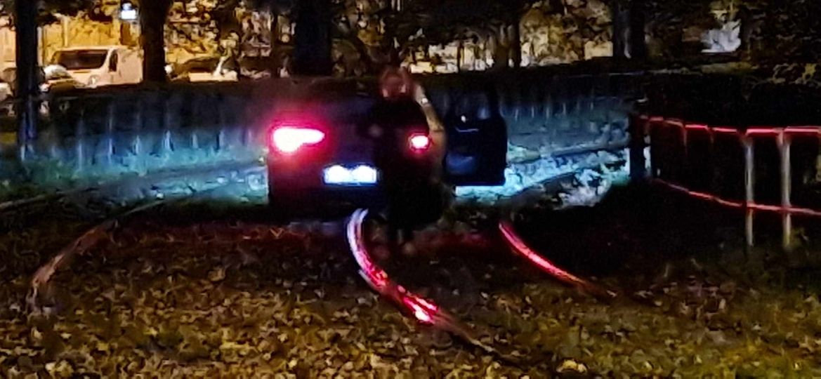 Nietypowy wypadek w Krakowie: Samochód zawisł na torowisku tramwajowym - Lubię Kraków